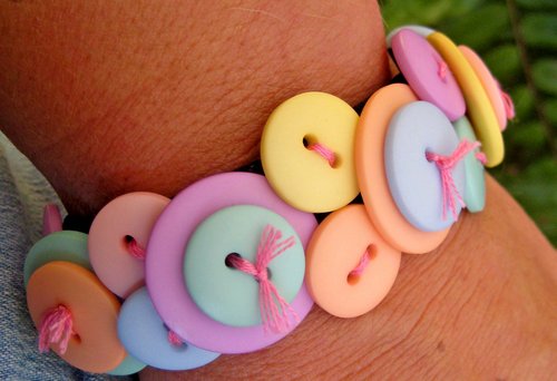 Button Bracelet Tutorial for Spring! - EverythingEtsy.com