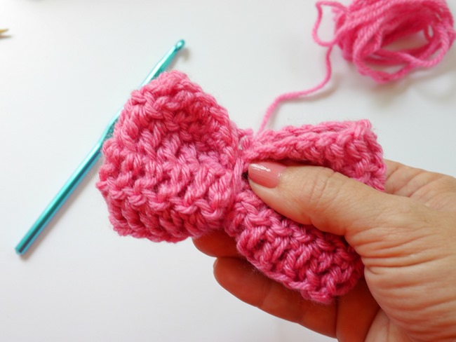 Crochet Bow Pattern {Easy Peasy Tutorial} - EverythingEtsy.com